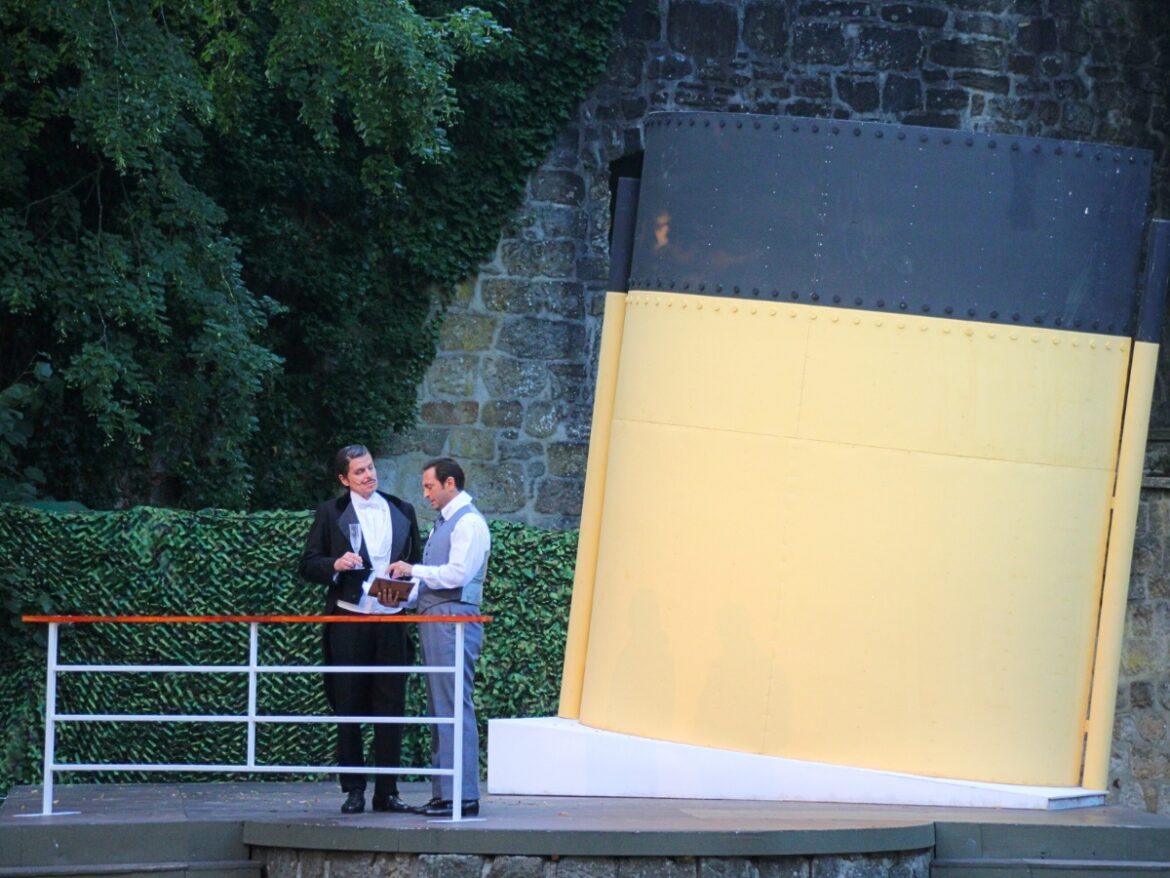 Tickets werden knapp: Musical „Titanic“ begeistert in Tecklenburg ...